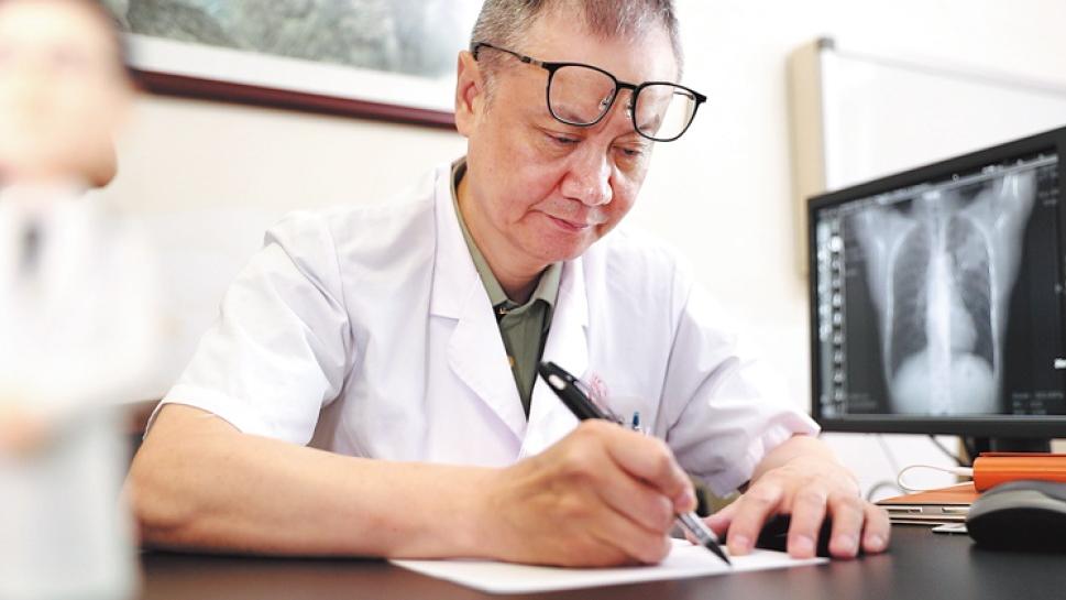 Army doctor honored for battling outbreak