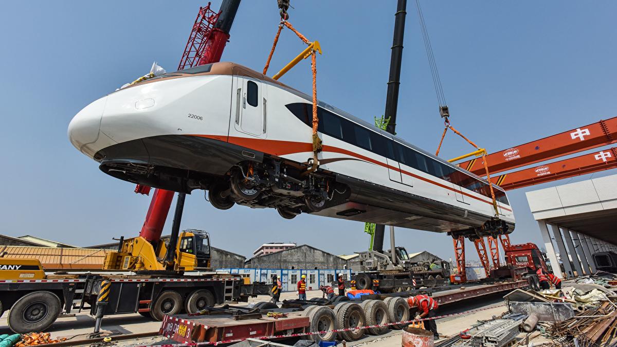 Fast underground train rolls into Guangzhou