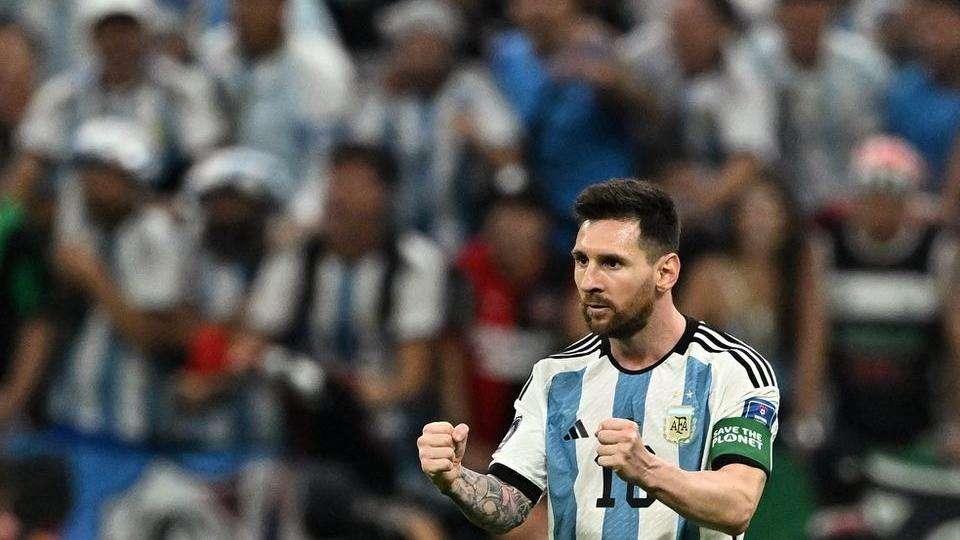 Veterans Messi and Lewandowski face off for knockout berth