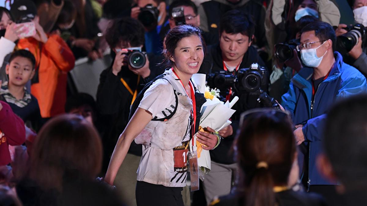 Long-distance running queen reigns again