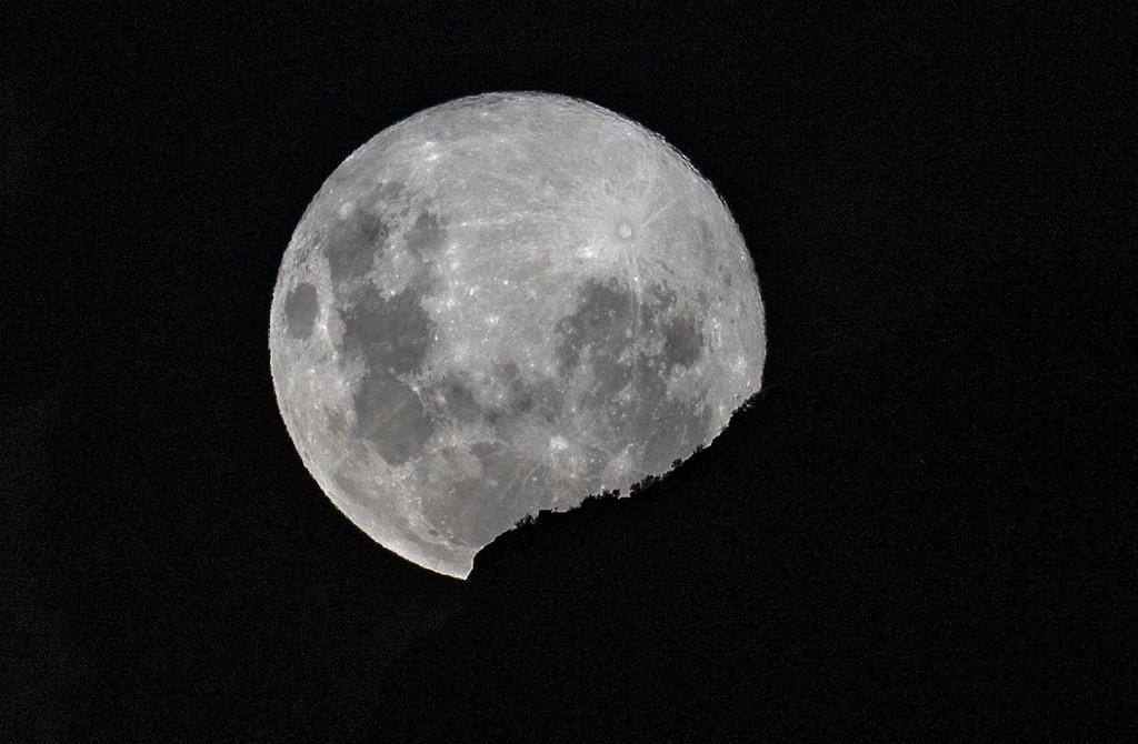 Glass beads on moon found to contain water
