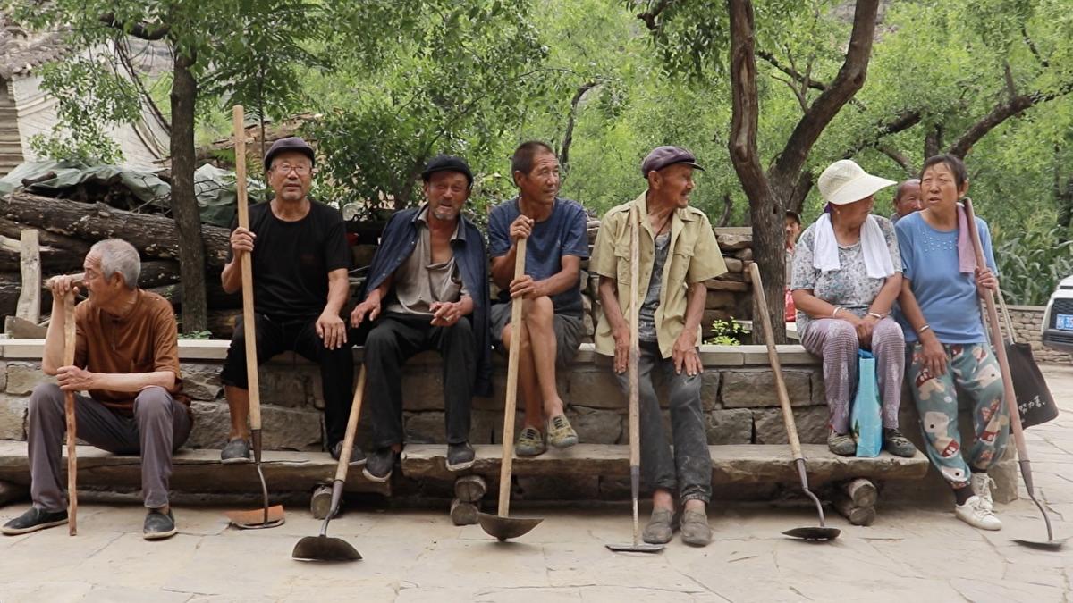 Students snap villagers to record rural lives