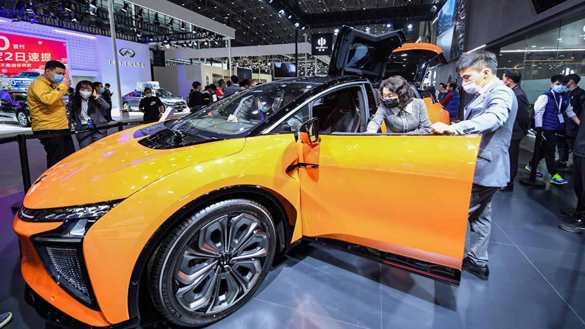 Nation powers ahead with new energy vehicles