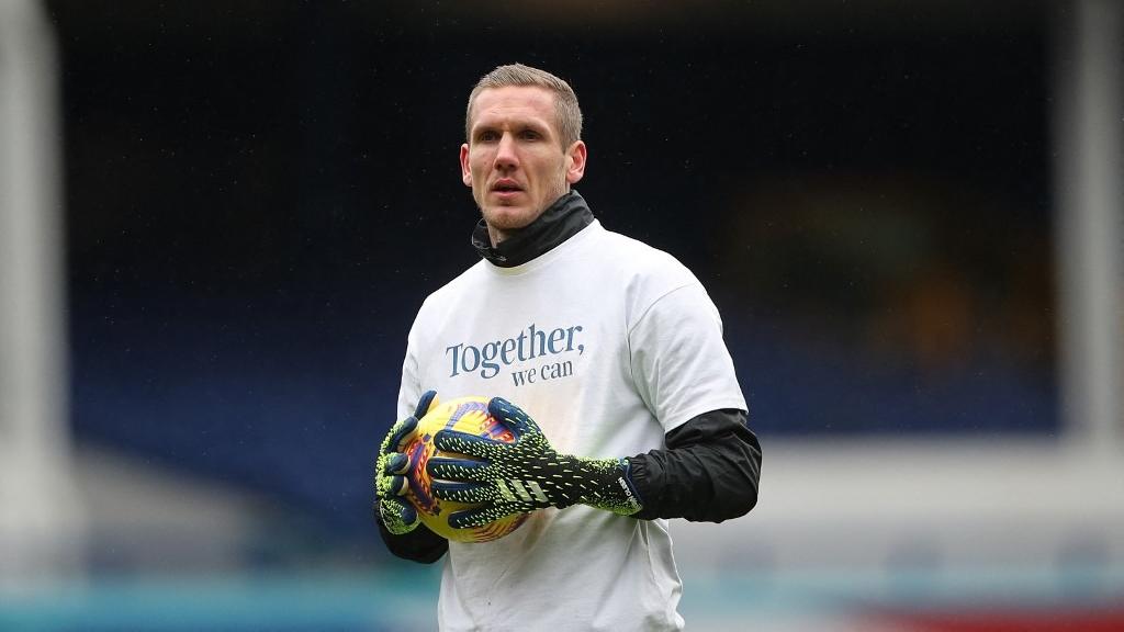Everton goalkeeper and family shaken in machete robbery