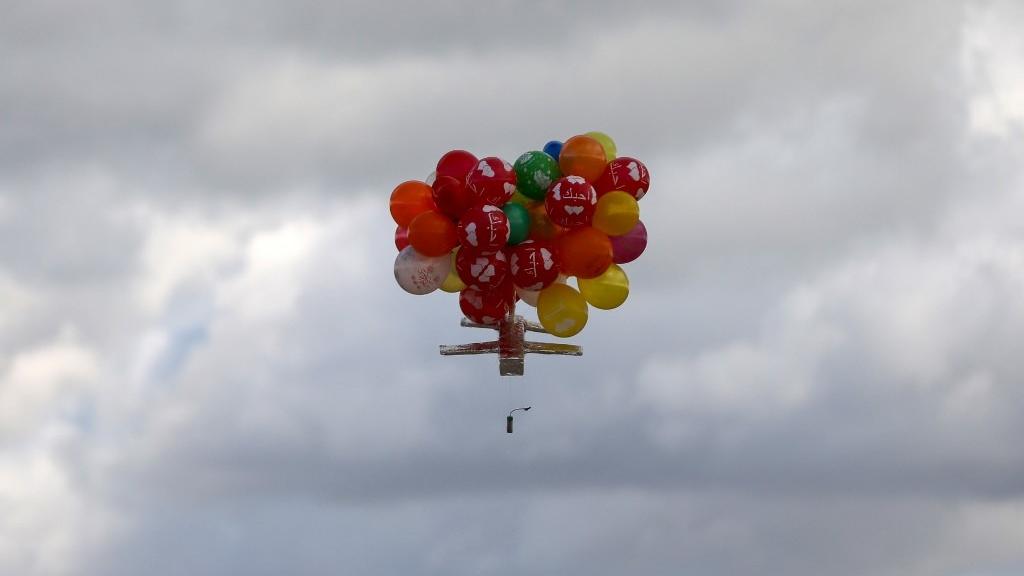 Israel closes Gaza crossing after incendiary balloons launched