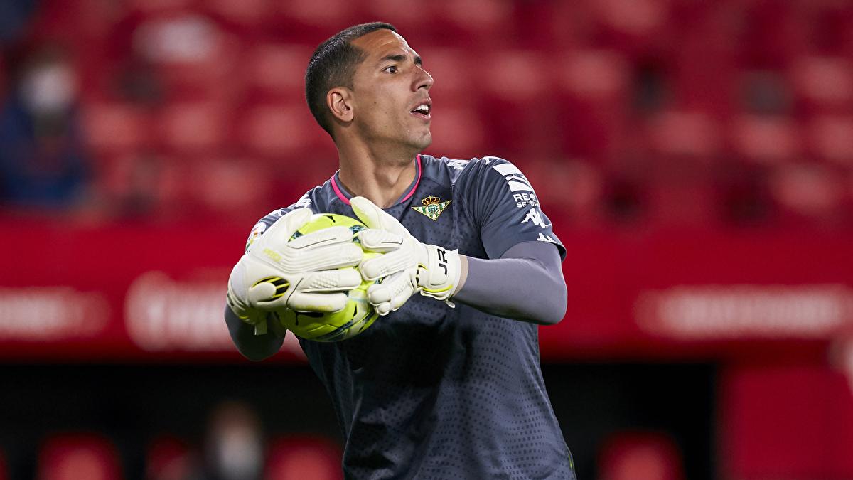 Leeds sign Spanish keeper Robles on free transfer