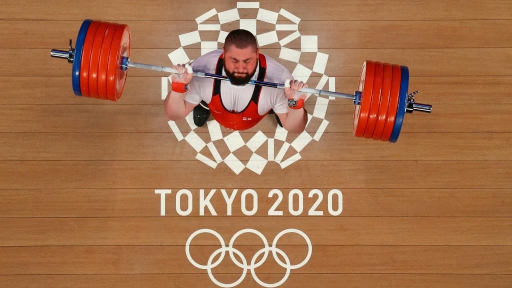 Weightlifter breaks record in men's super heavyweight class