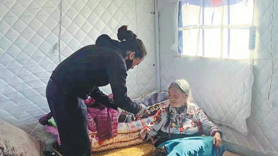 Grassroots medics battle harsh working conditions