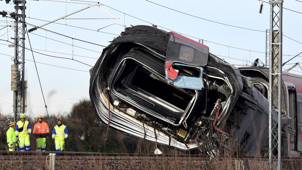 High speed train derails in northern Italy, two drivers die