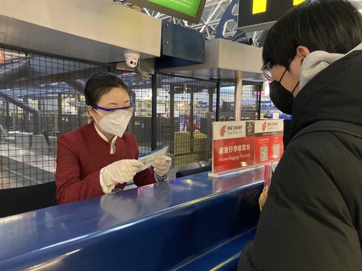 Airline employees put passengers' reunions first