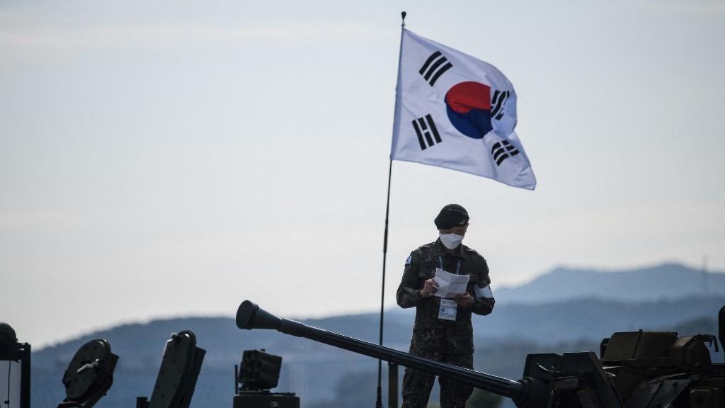 Arriving in fighter jet, ROK's Moon urges defense industry growth